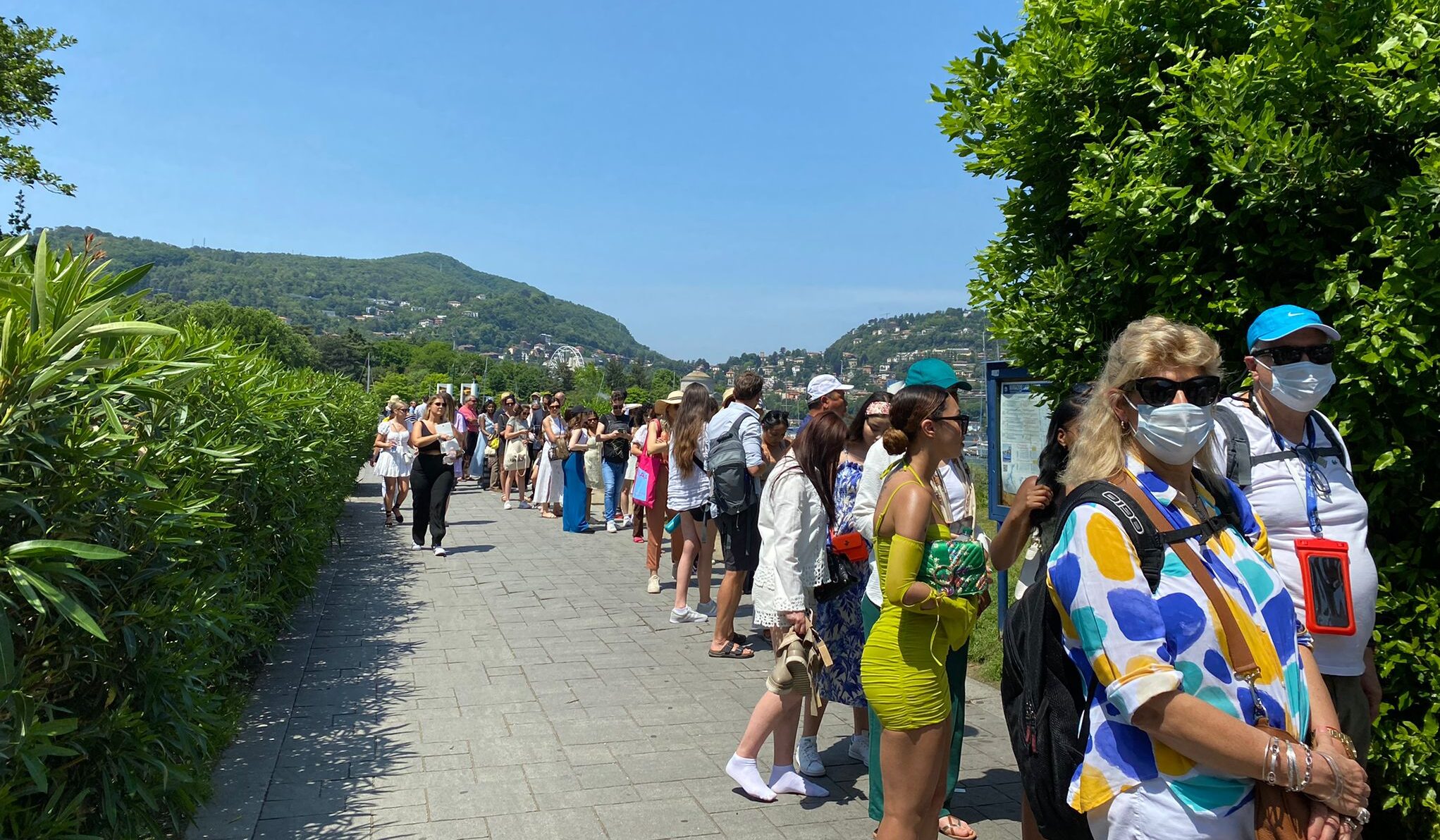 "Lunghe code, poche informazioni", le voci dei turisti a Como ...