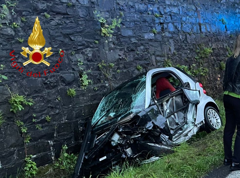 Frontale tra due auto a Binago, morto un uomo di 40 anni. Grave 38enne ...