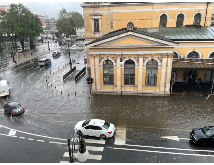 Bomba d'acqua a Trieste, centro città allagato - EspansioneTv
