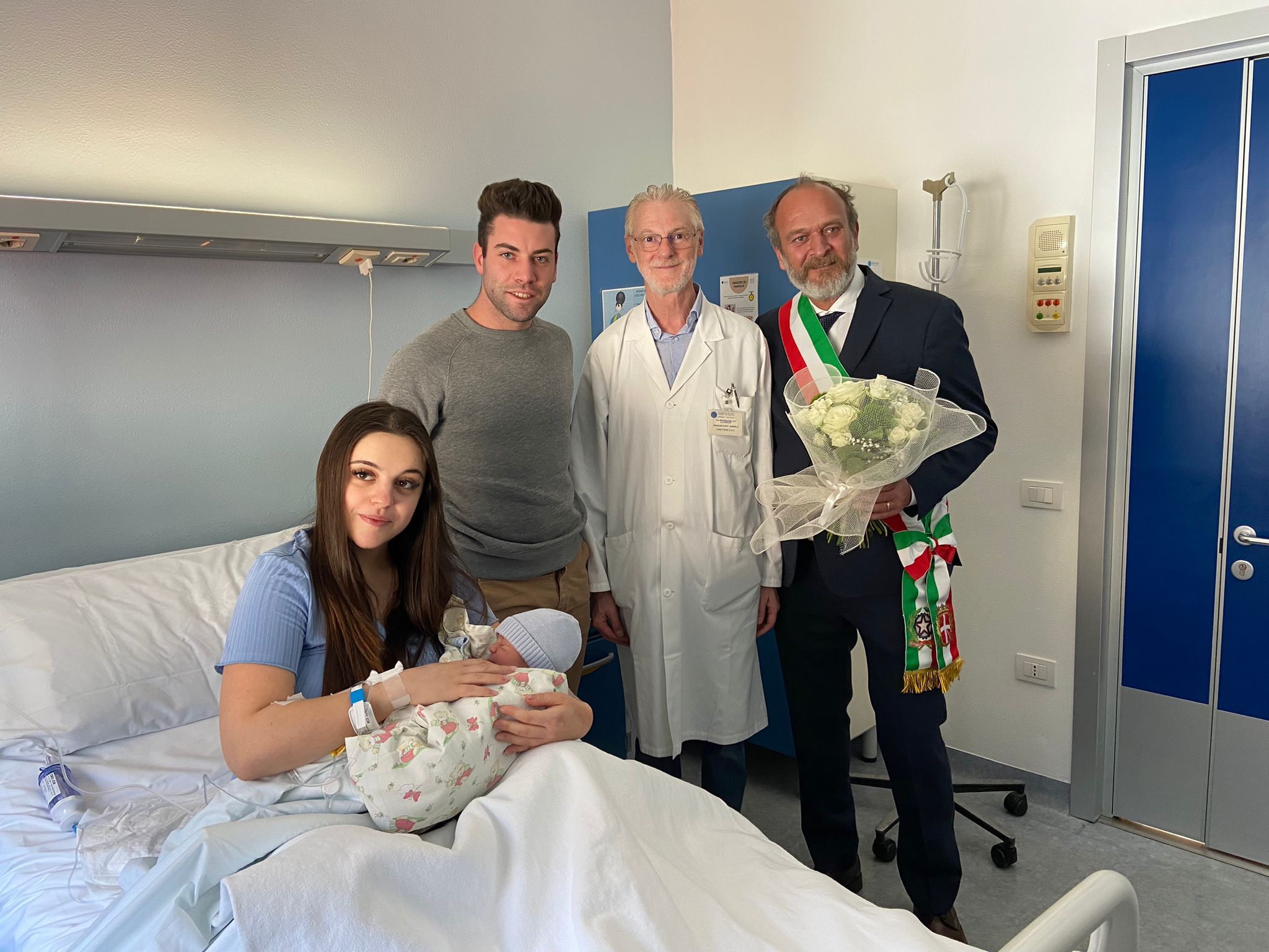 Como, fiocco azzurro di inizio anno. Il primo nato al Valduce è Ryan ...