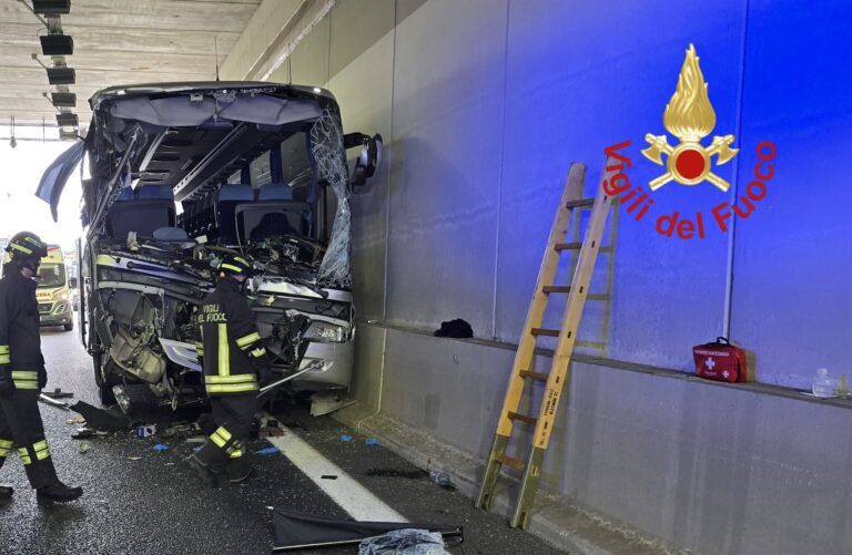 Bus contro un camion a Lomazzo, sequestrati i mezzi. Indagine della ...