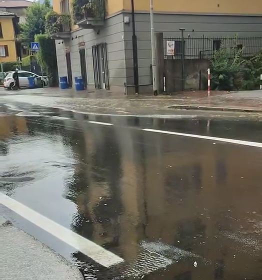 Como, via Borgovico nuova allagata dopo le ultime piogge. Cantaluppi ...