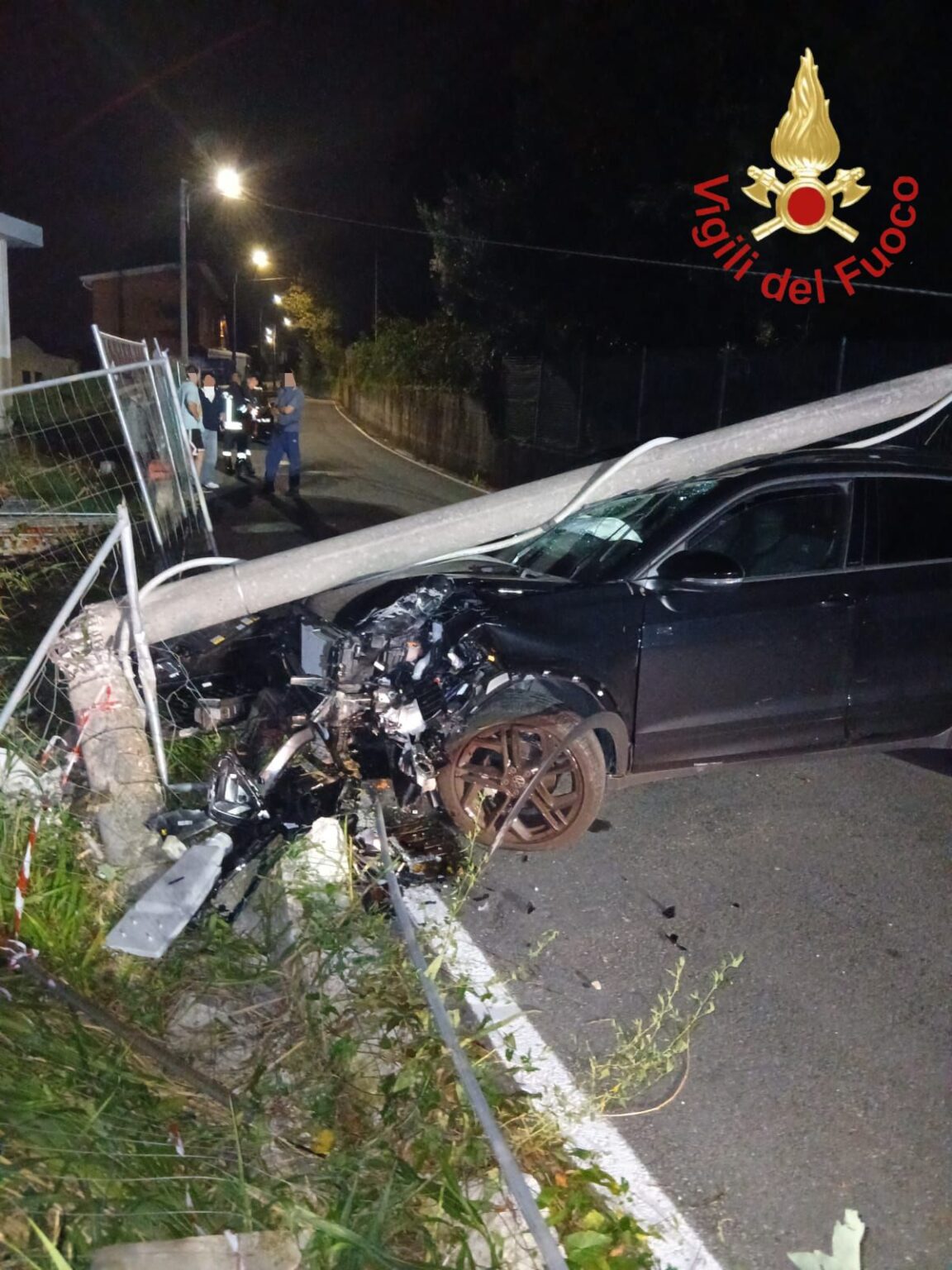 Incidente nella notte ad Appiano Gentile, auto contro il palo della ...