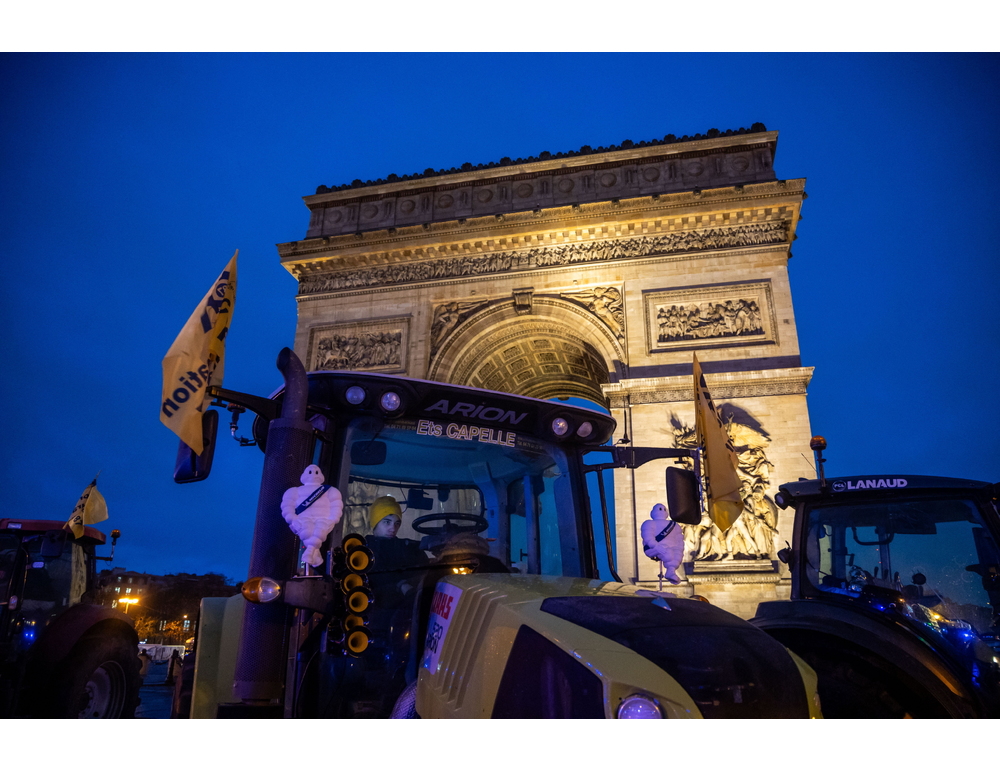 La protesta contro il Mercosur invade Parigi, trattori alla Tour Eiffel ...