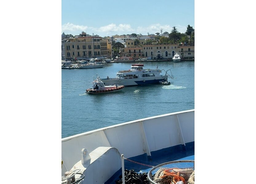 Incidente nel porto di Ischia, motonave trascinata da nave veloce in ...