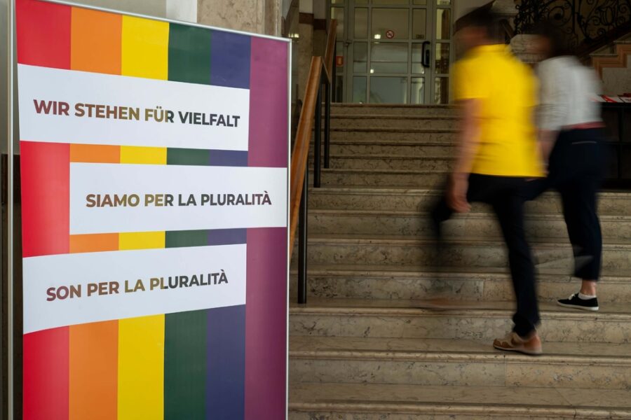 Un banner al posto della bandiera arcobaleno in Provincia di Bolzano ...